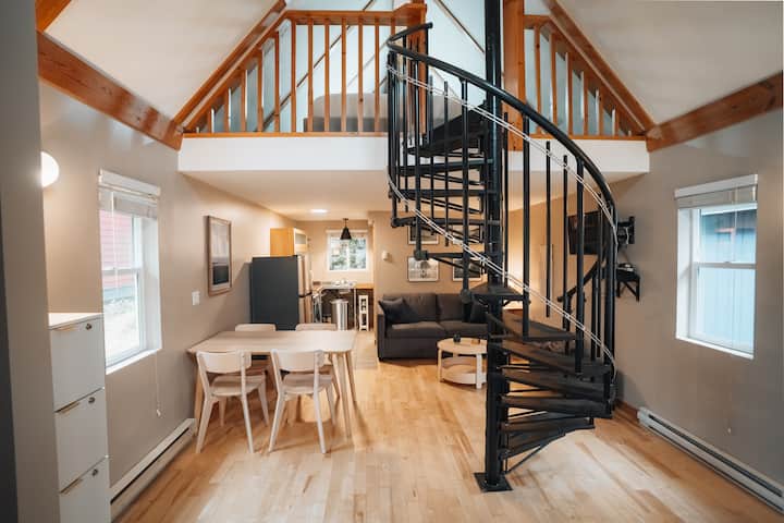 Coastal Cabin- Charming Studio + Loft - Ucluelet