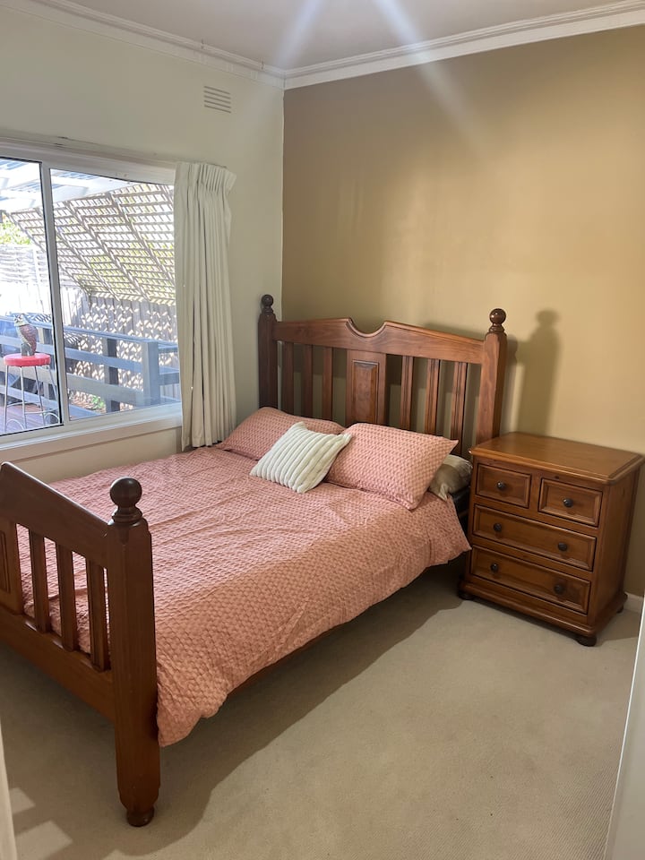 One Bedroom Queen Bed In House - 트라라곤