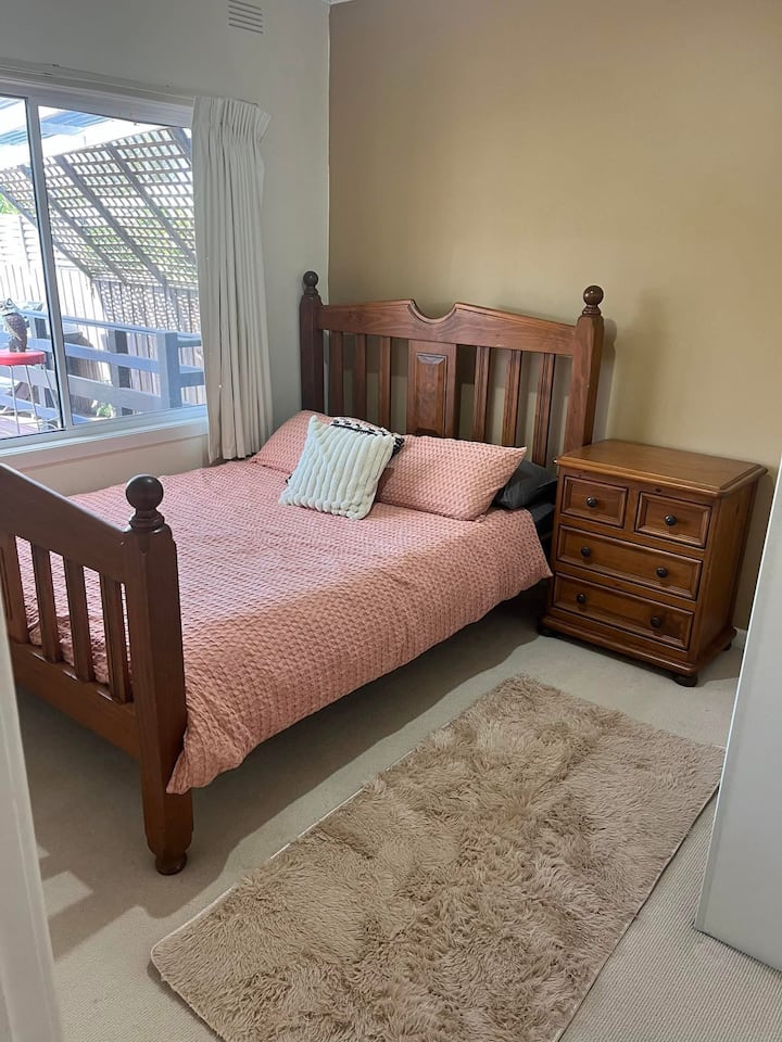 One Bedroom Queen Bed In House - Traralgon