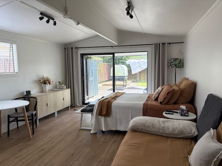 Stylish Studio W/ Kitchenette, Cambridge East - Cambridge