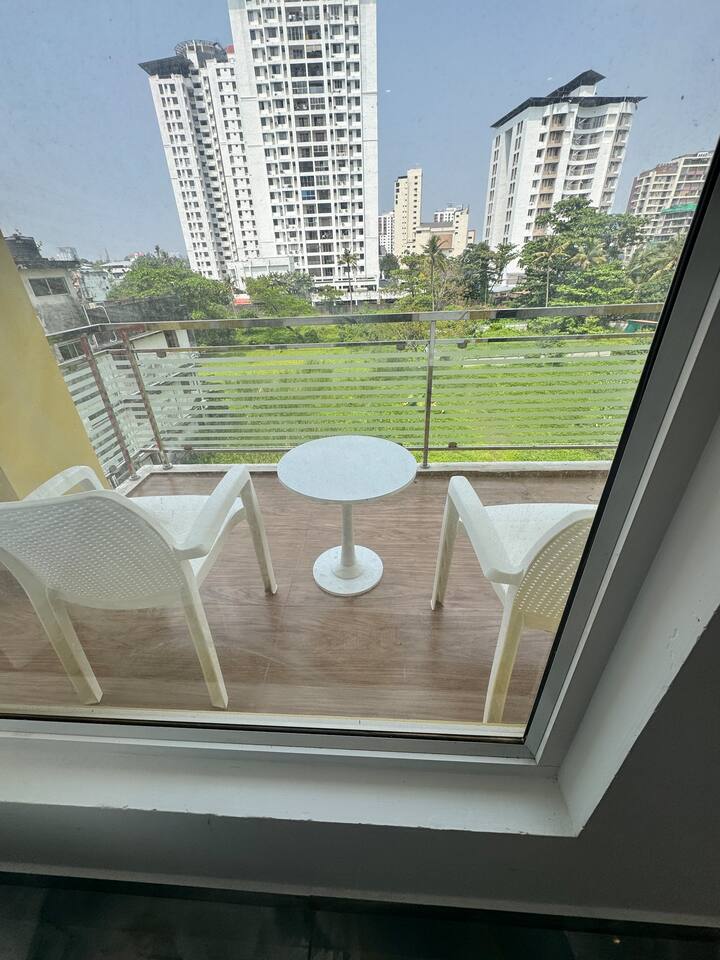 Cozy 2bhk Stay With Balcony View - Kochi