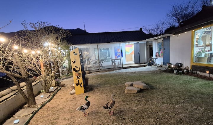 "스테이 하구" 
서경주역 3분거리, 한옥 스테이, 독채, 민화체험 준비중(예약) - Gyeongju-si