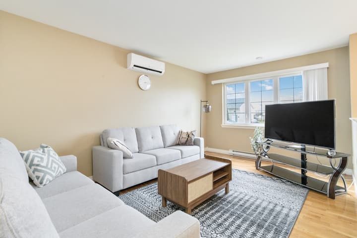 Cozy, Spacious 2 Bedroom House - Moncton