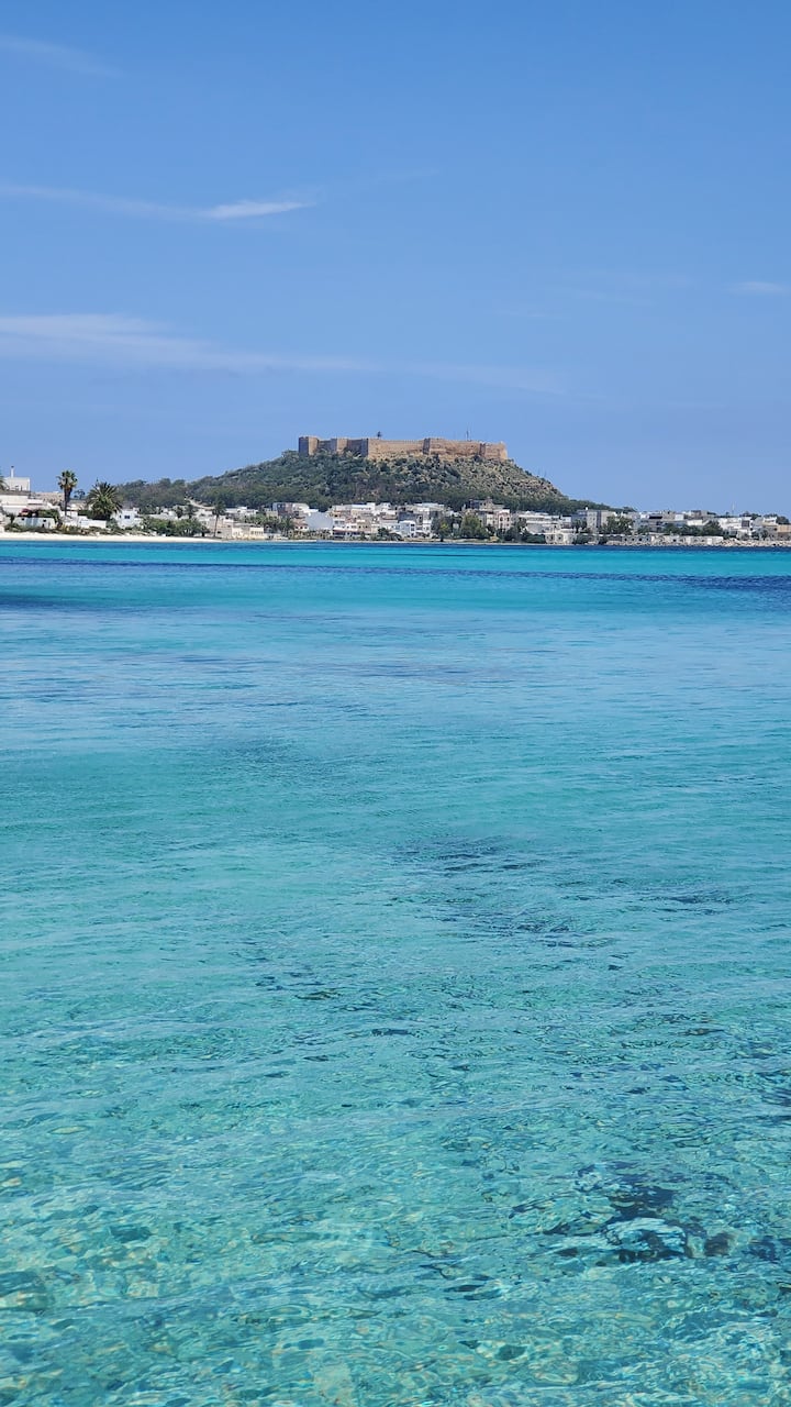 Apparemment Pieds Dans L'eau - Kélibia