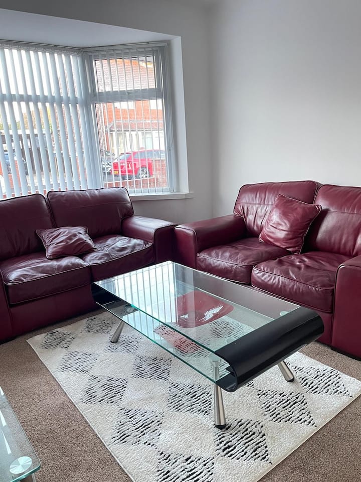 Spacious 3 Bed With Driveway - Stockport