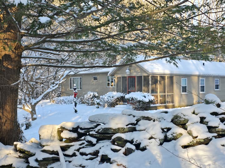 Woodsy Retreat Near Skiing, Private Pool In Summer - Brattleboro, VT