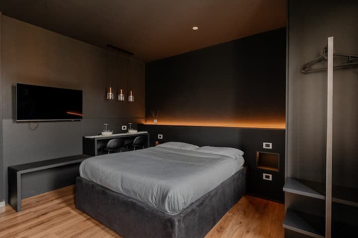 Luxury Black Suite - Unique Design In The City - Verona