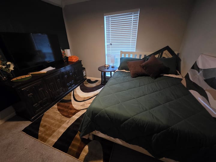 Cozy Bed & Shared Bathroom - Garland, TX