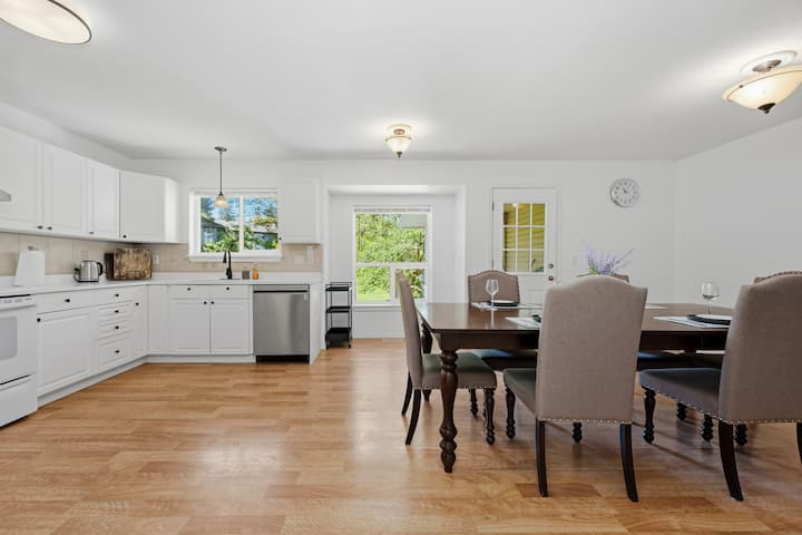Charming 4 Br Retreat In South Surrey White Rock - White Rock
