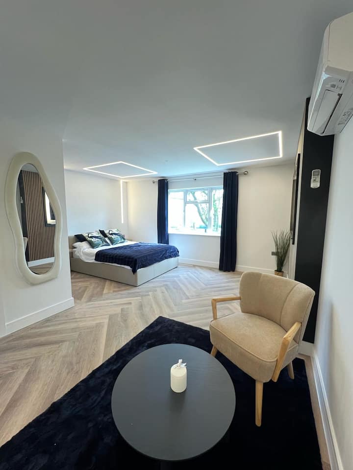 Hilltop Views - The Bailey Suite - Essex