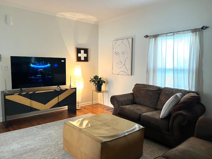 Warm, Artsy Bungalow Near Drake - Des Moines, IA
