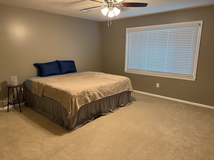 Guest Bedroom With Privatebathroom & Walkin Closet - Overland Park, KS