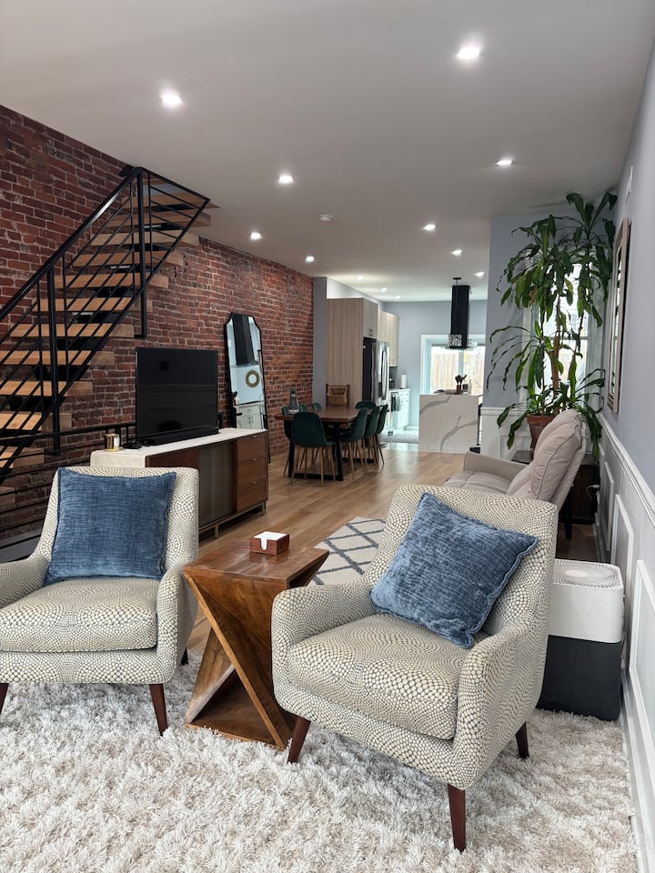 Cozy + Spacious Home With Free Parking - Upper Darby, PA
