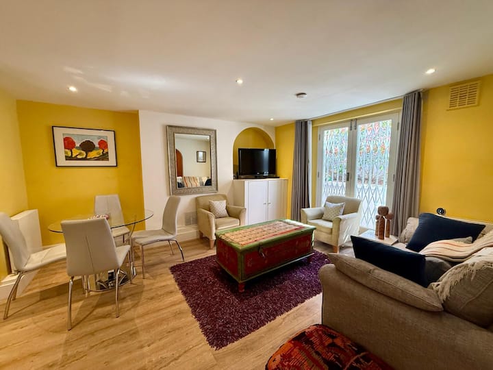 2 Bed Westbourne Grove Garden Flat - London