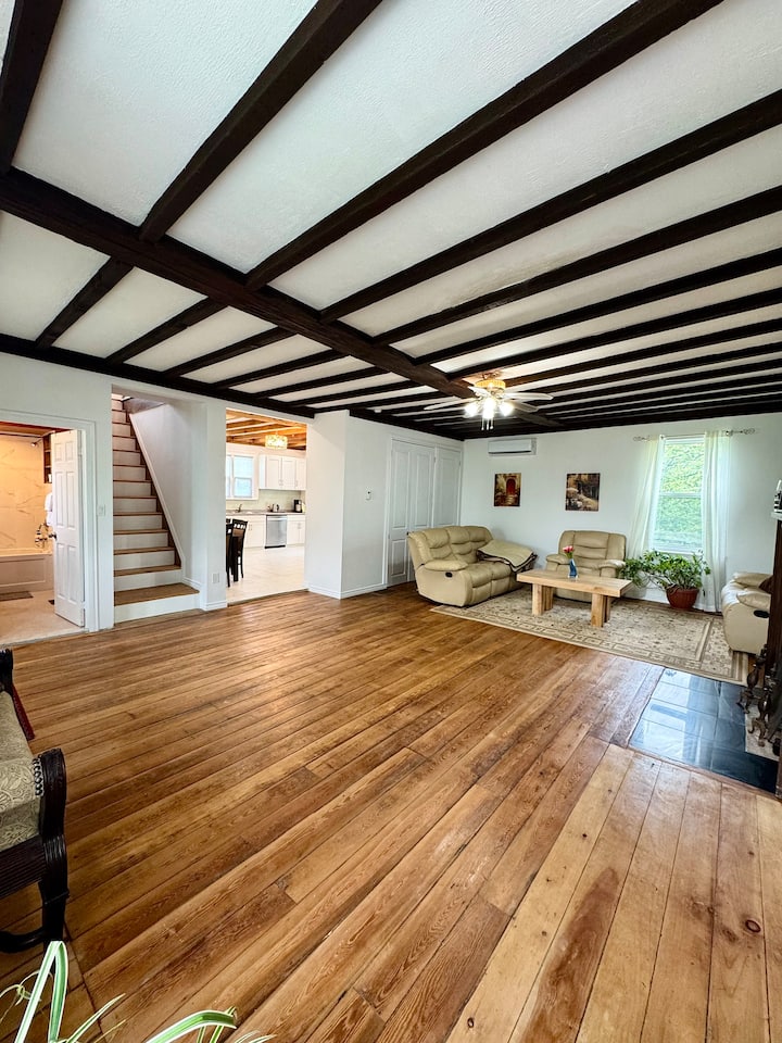 Charming 1800s Family Getaway Riverside Cottage - Campbellford