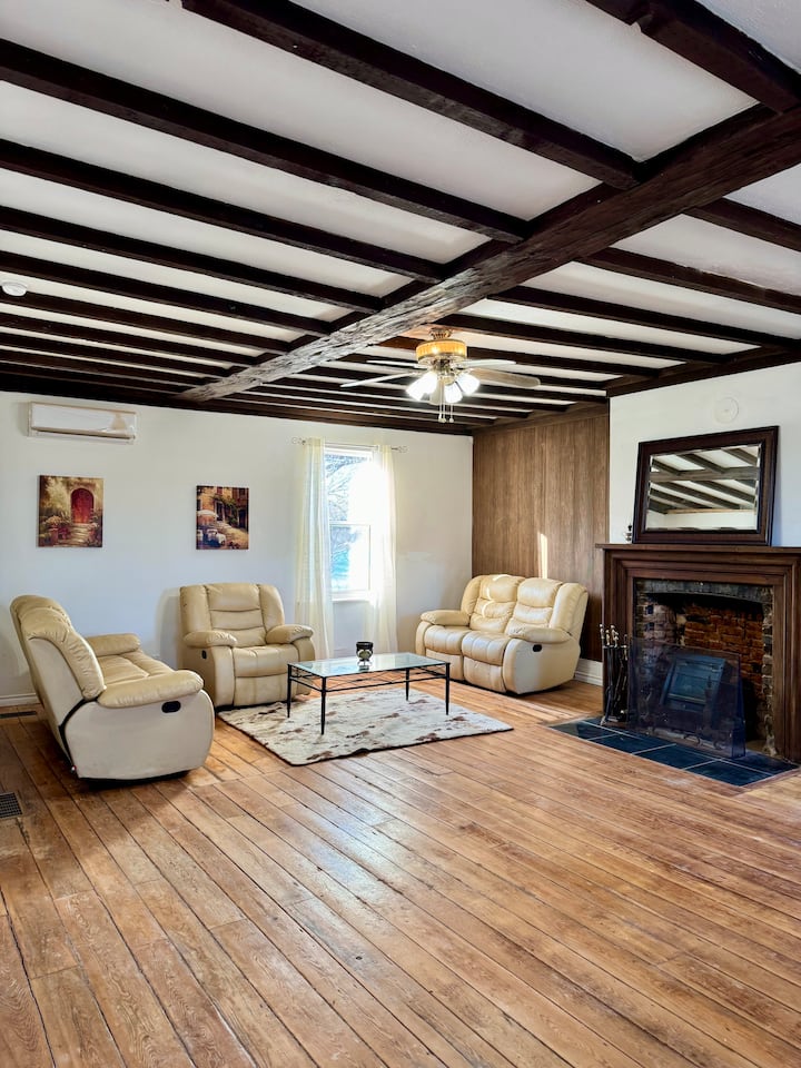 Charming 1800s Riverside Cottage - Campbellford