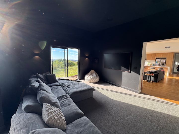 Mana Ridge
Sanctuary. Private & Water Views! - Tauranga