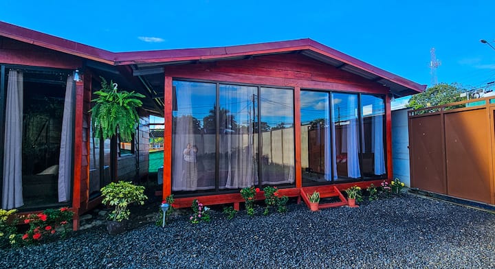 Cozy Bungalow Comfort And Safety Minutes From Town - La Fortuna