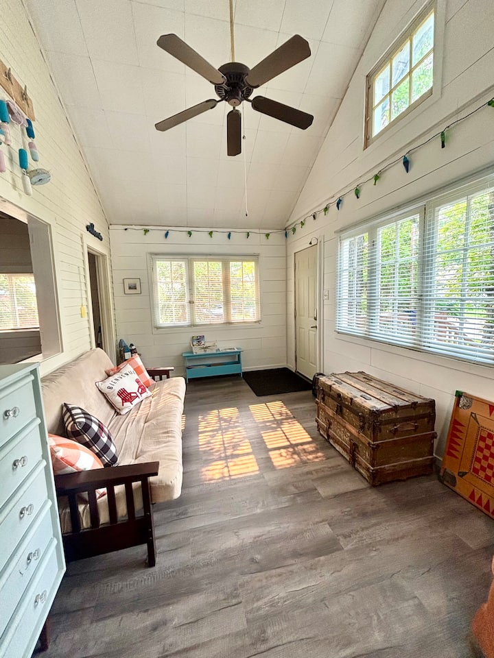 Cozy Cottage By The Pier - Manitoba