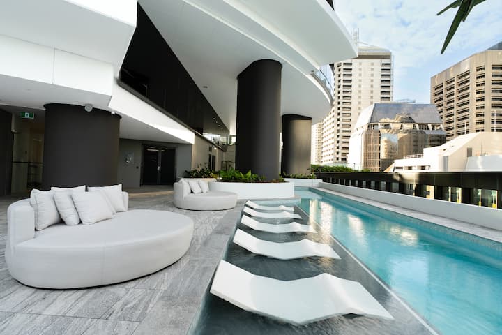 Queen's Wharf: Pool, Sauna & City Views Casino - Brisbane