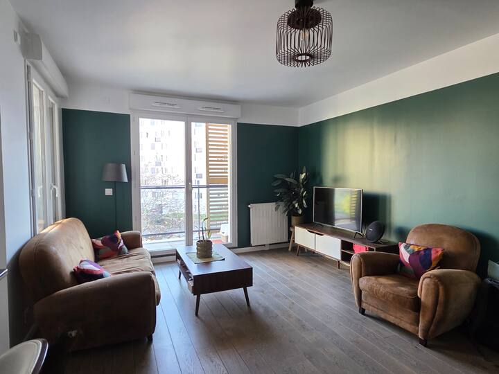 Appartement Cosy Avec Terrasse Sud Et Parking - ibis Paris Porte de Clichy Centre