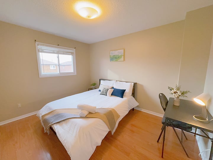 Square One Bright Cozy Bedroom 4 - Mississauga