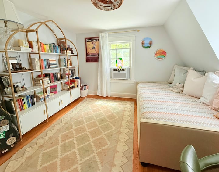 Peaceful & Artsy Library Room W. Double Bed & Desk - Lake Wyola, MA