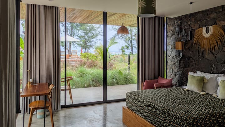 The Beach House 3: The Pool View - Islas Gili