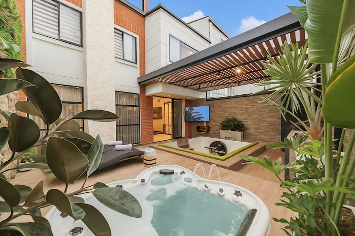 Ultra Luxe Poblado Escape W/ Jacuzzi & Glam Style - Medellín