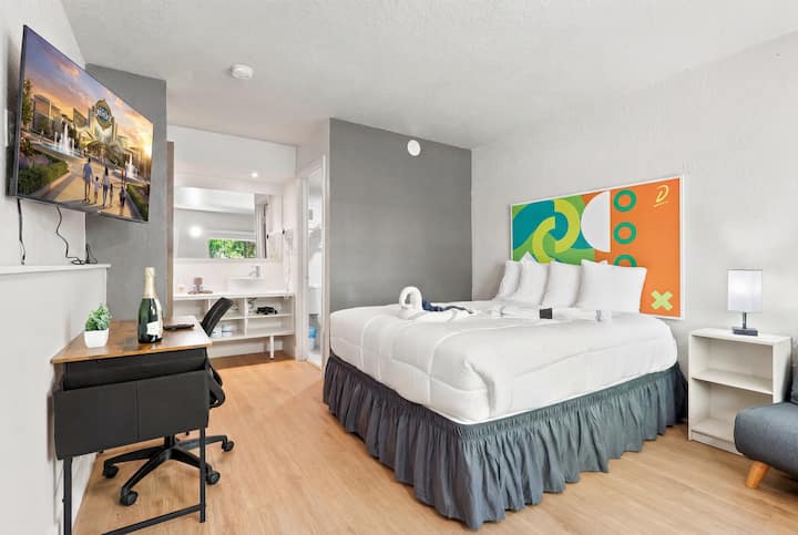 Hotel-style Room: Pool, Free Parking - Florida