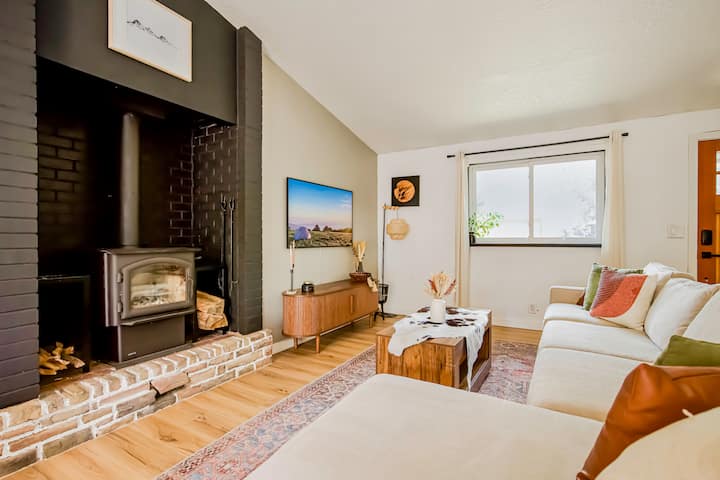 Old Mill 2mi: Cozy Mtn Home - Hot Tub/yard/games - Bend, OR