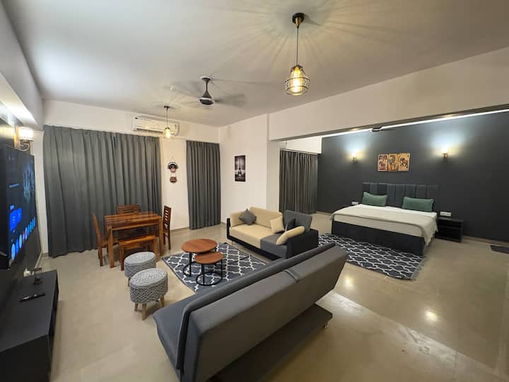 The Skyline Suite 8 | Behind Lulu Mall. 65 Inch Tv - Lucknow