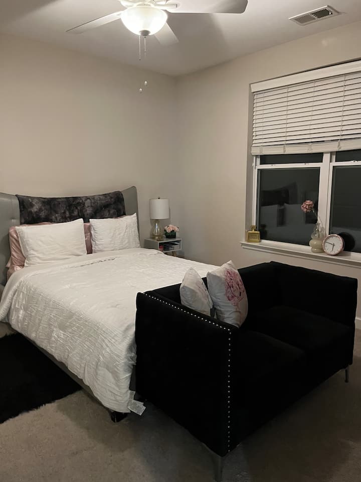 Cozy Charlotte Crib - Charlotte, NC