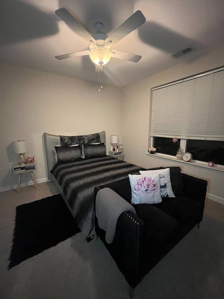Cute Cozy Charlotte Crib - Northlake - Charlotte
