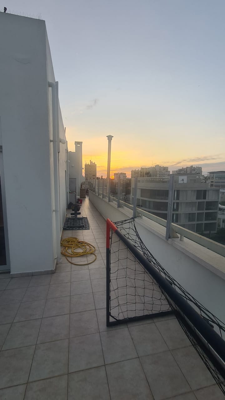 Large 3-bedroom Rooftop Flat - Никосия