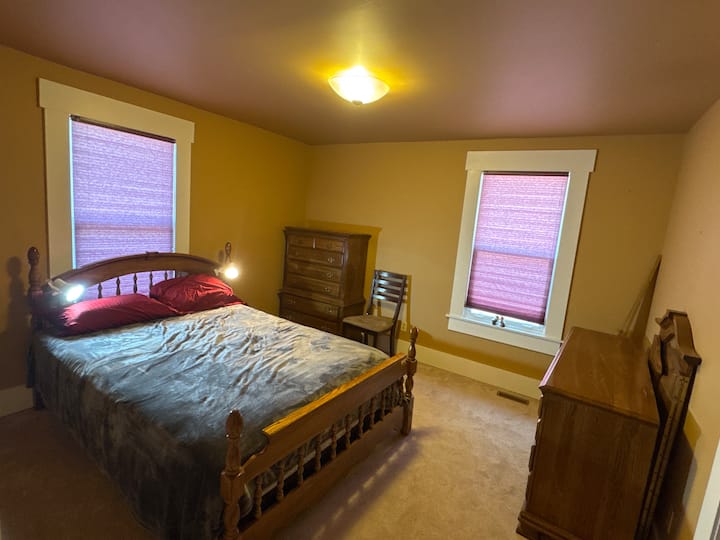 Comfortable Queen Bedroom - Lethbridge