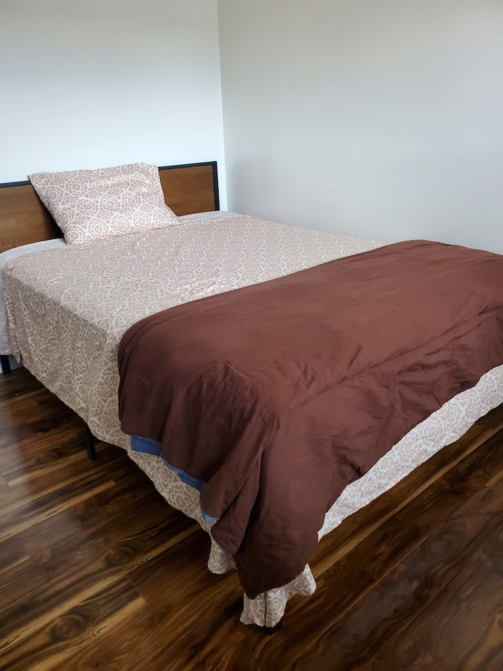 Affordable Room At Goergeous Home - B - Layton, UT