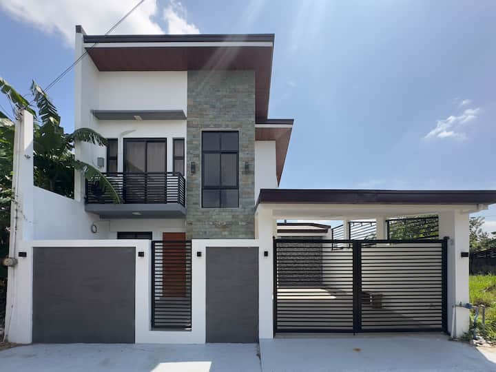 Gentri Gem- 3 Br 2 Bath W Big Garage - Cavite City