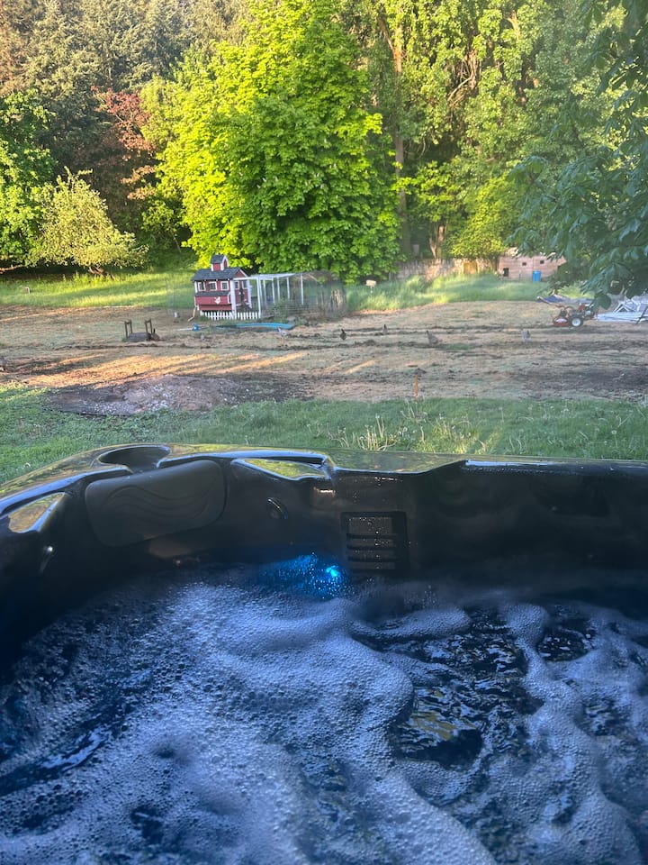 Urban Farmstay Above The River + Hot Tub - Spokane, WA