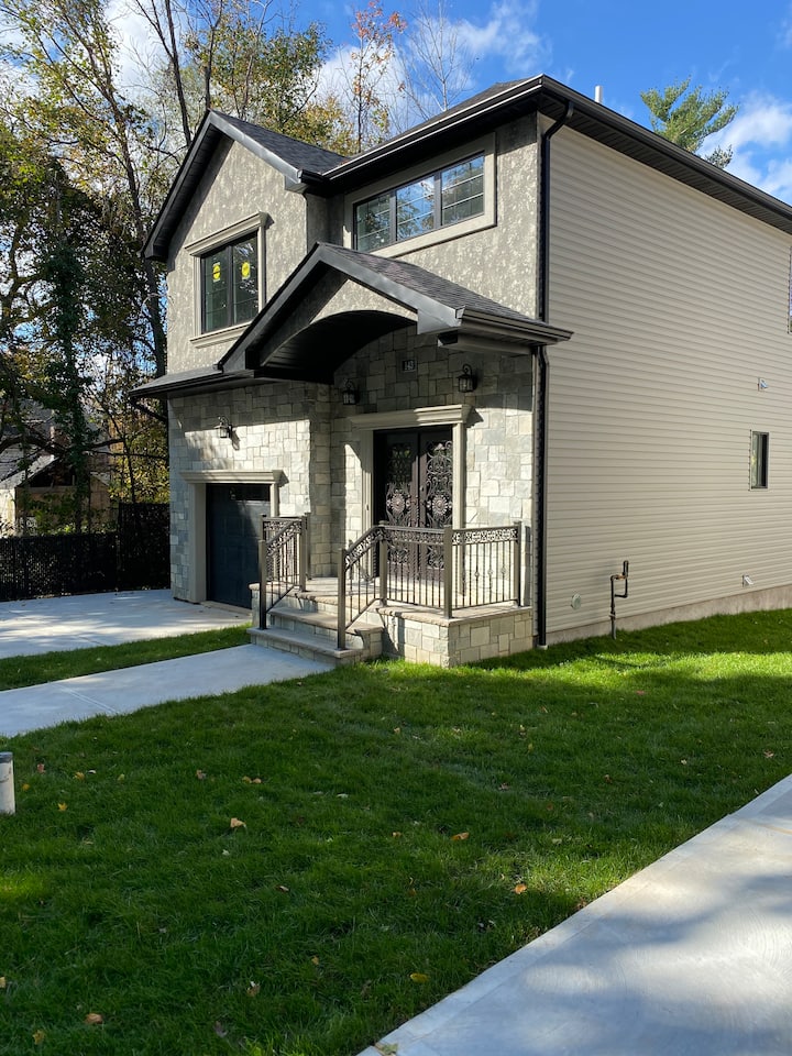 Large 2br House Close To It All - Staten Island