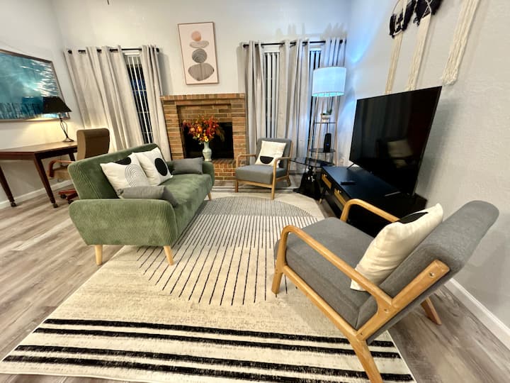 Fort Cavazos Midcentury Charm - Killeen, TX