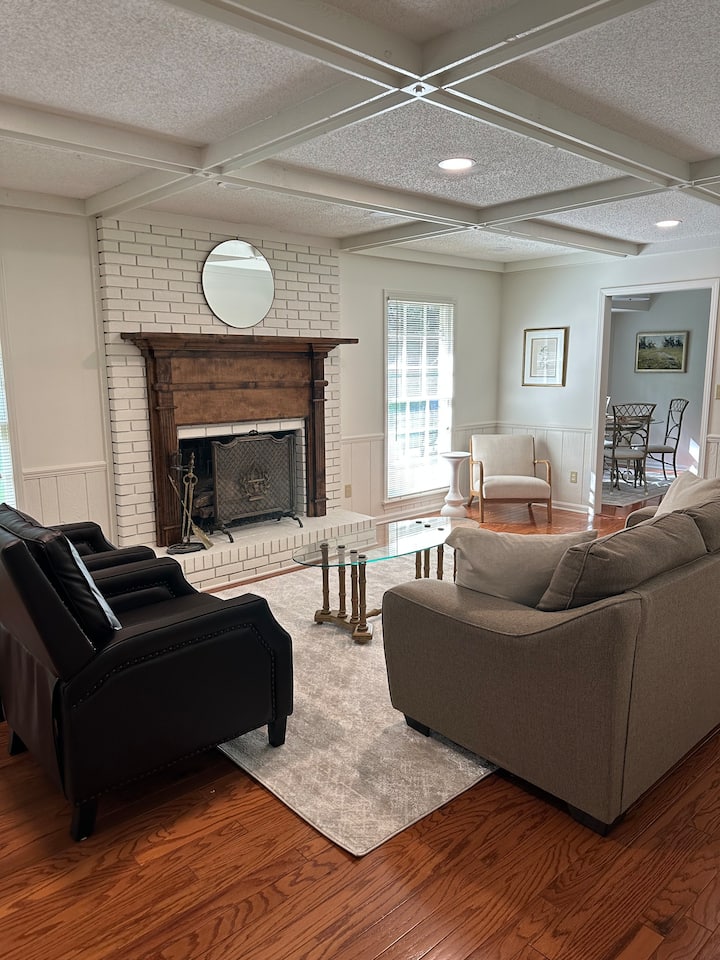 The Lanter House
Newly Renovated
Pool Table - タスカルーサ, AL