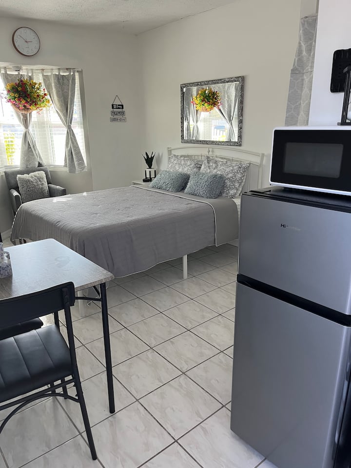 Small Studio Apartment - Gatorland, Orlando