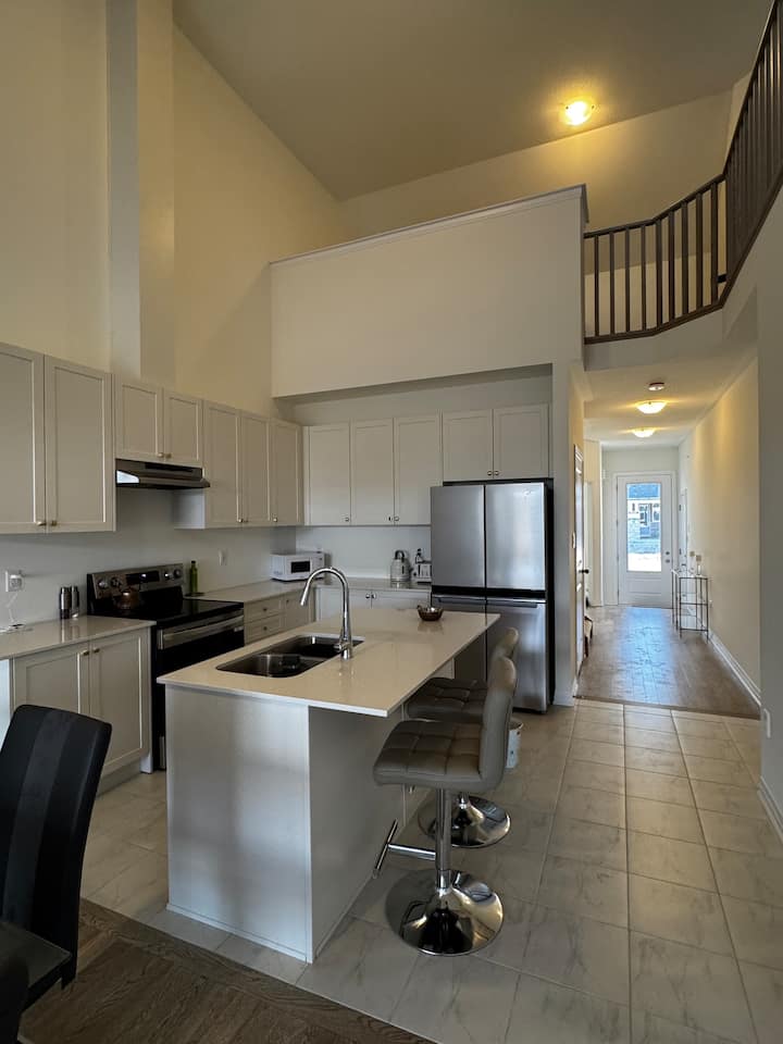 Luxury Town House, Brand New - Midland