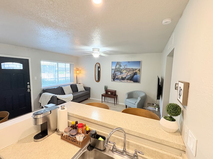 Cozy Chic Retreat - Austin, TX