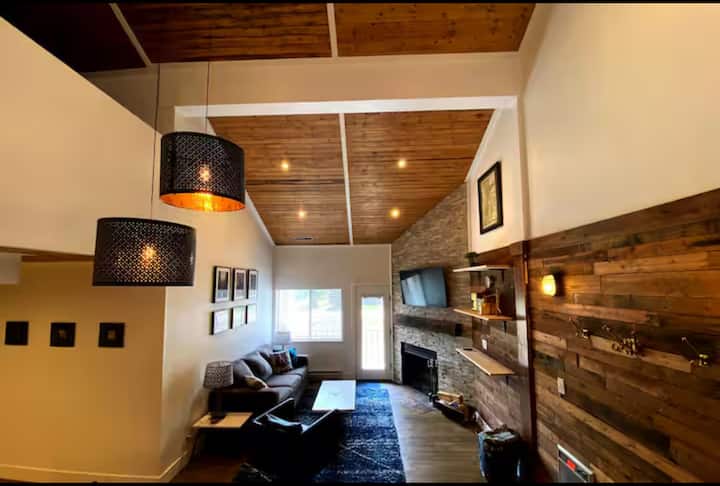 Ski-in/out Condo – Sleeps 10 - Lots Of Amenities - Brian Head, UT