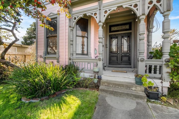 Memorable Victorian Family Retreat By Park, Market - Eureka, CA