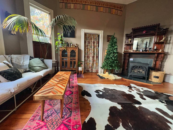 Home For The Holidays Themed Escape, Cozy Spacious - Eureka, CA