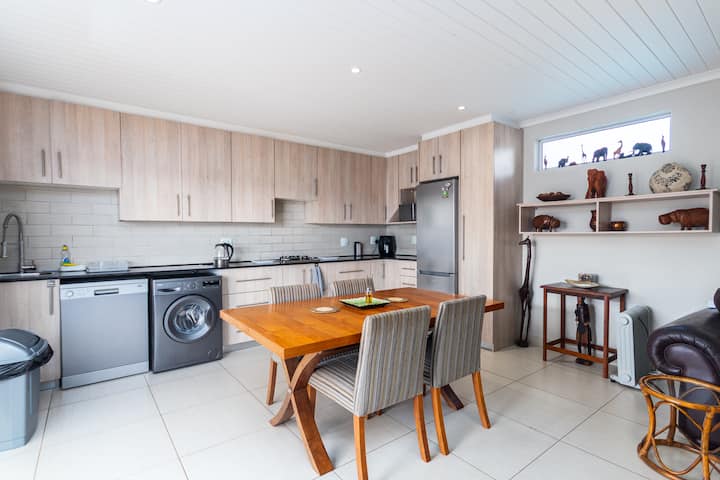 Entire Large 1 Bedroom Very Private With Parking - Parklands