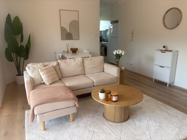 Renovated 1 Bed Top Floor Furnished Apartment - Penshurst